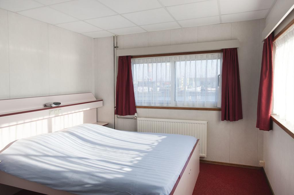 Origineel overnachten in dit drijvend hotel in Amsterdam