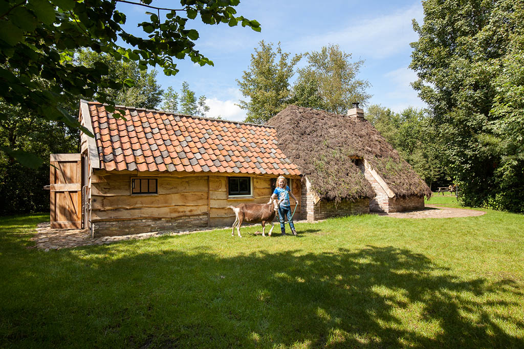 Vakantie in een plaggenhut of plaggen-keuterij